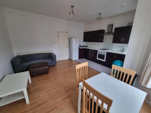 Roath, Cardiff, CF24 2 bed flat to rent £1,070 pcm £247 pw