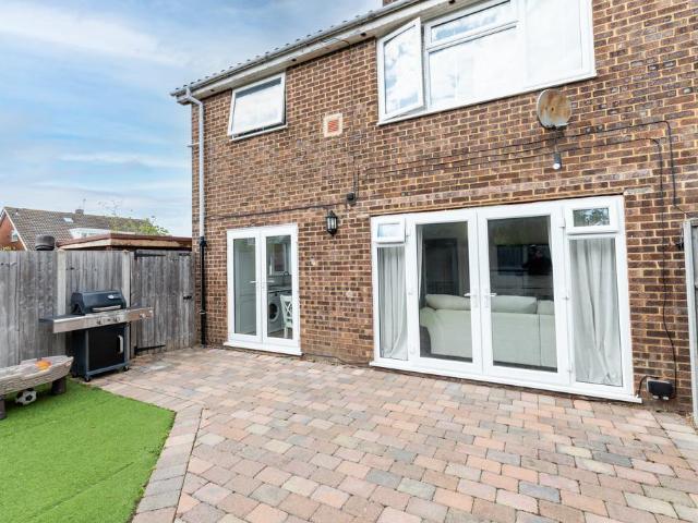 Roakes Avenue, Addlestone KT15 3 bed ground floor maisonette to rent £2,000 pcm £462 pw