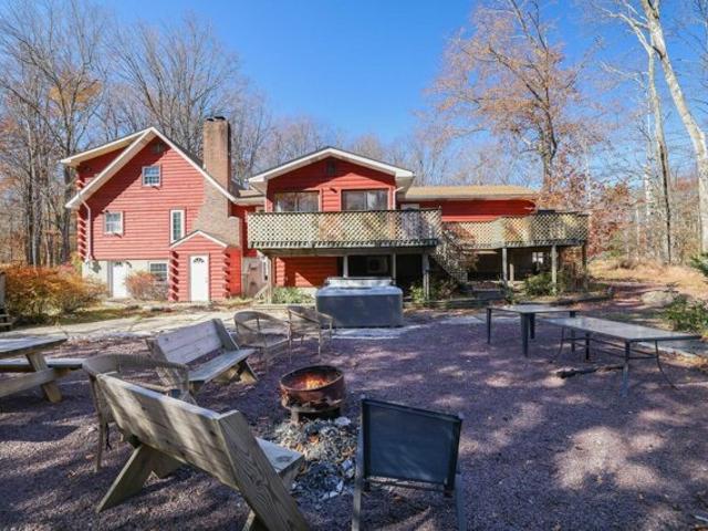 Robyn Ln, Pocono Lake, Home For Sale