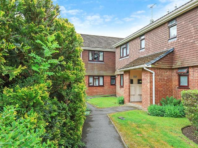 Robyns Way, Edenbridge, Kent, TN8 1 bed flat to rent £1,195 pcm £276 pw
