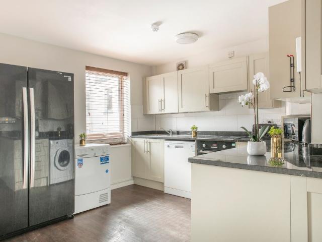 Rob Roy Avenue, Nottingham NG7, 6 bed flat to rent, £3,380 pcm | PrimeLocation