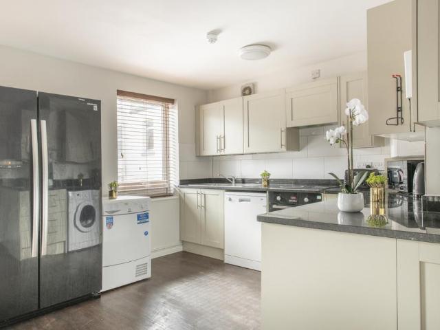 Rob Roy Avenue, NOTTINGHAM, NG7 6 bed flat to rent £3,380 pcm £780 pw