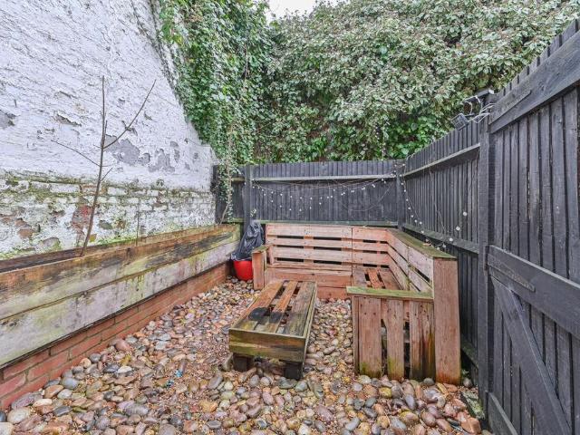 Robert Burn Mews, Herne Hill, London. 1 bed flat to rent £2,300 pcm £531 pw