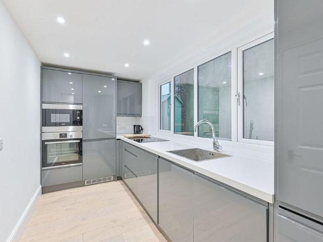 Robert Burn Mews, Herne Hill, London. 1 bed flat to rent £2,300 pcm £531 pw