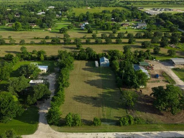 Robert St, Angleton, TX 77515