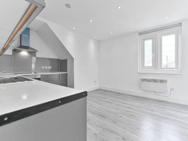 Robert Street, Croydon CR0, 3 bed flat to rent, £2,250 pcm | PrimeLocation
