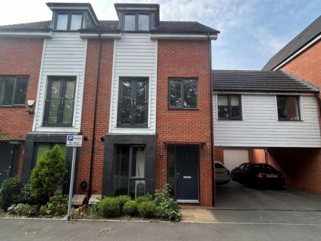 Robert Parker Road, Berkshire RG1 5 bed house to rent £2,650 pcm £612 pw