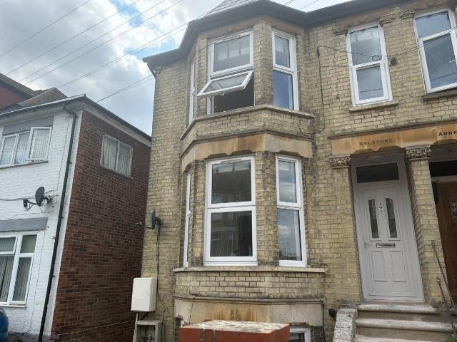 Roberts Road, High Wycombe HP13, 6 bed shared accommodation to rent, £825 pcm | PrimeLocation