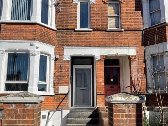 Roberts Road, High Wycombe HP13, Studio to rent, £1,000 pcm | PrimeLocation