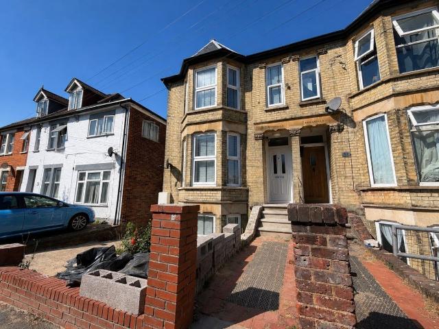 Roberts Road, High Wycombe HP13, Studio to rent, £925 pcm | PrimeLocation