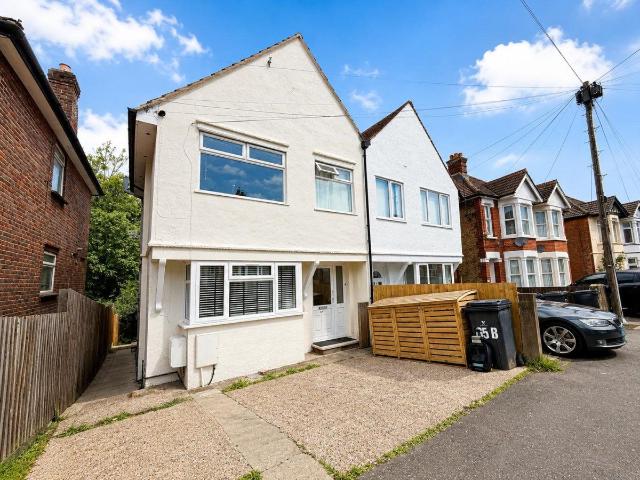 Roberts Road HP13, 2 bed flat to rent, £1,400 pcm | PrimeLocation