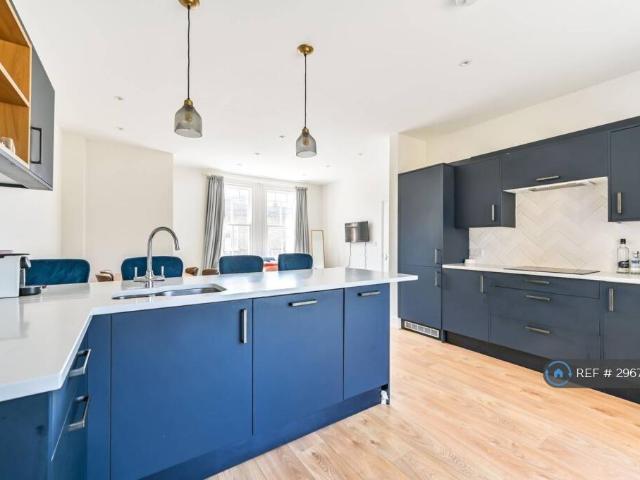 Robertson St, London, SW8 3 bed maisonette to rent £4,150 pcm £958 pw