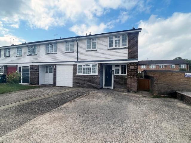 Robin Way, Staines TW18 4 bed terraced house to rent £2,400 pcm £554 pw