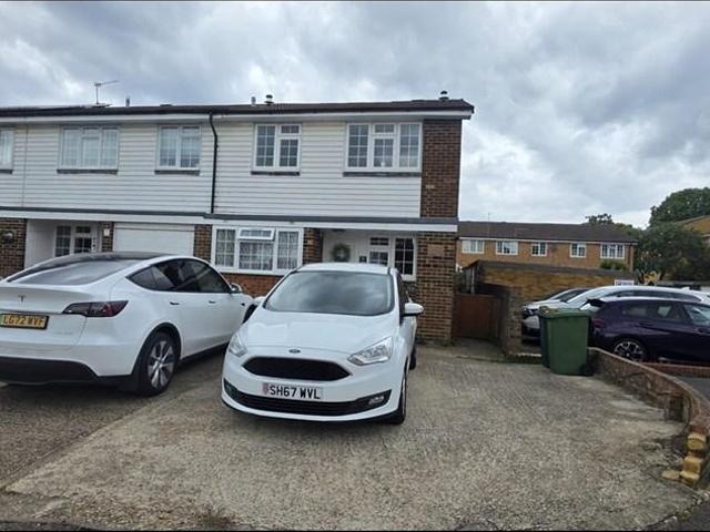 Robin Way, Staines Upon Thames, TW18 4 bed end of terrace house to rent £2,300 pcm £531 pw