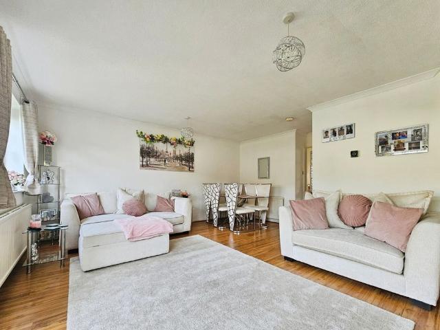Robin Way, Staines upon Thames, Surrey, TW18 4RL