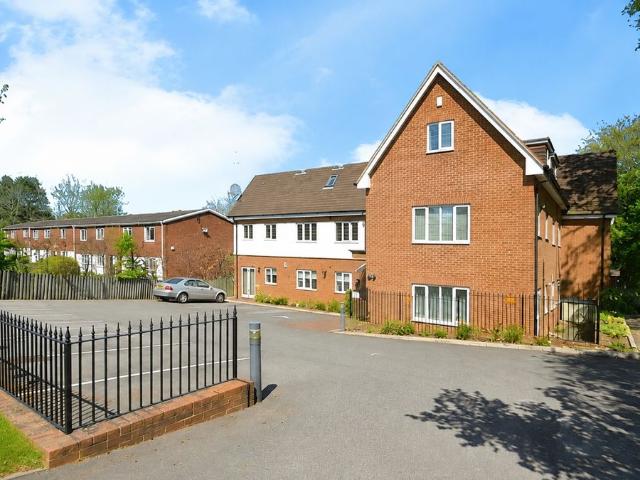 Robin Hill House, Monteagle Lane, Yateley, Hampshire GU46, 2 bed flat to rent, £1,300 pcm | PrimeLocation