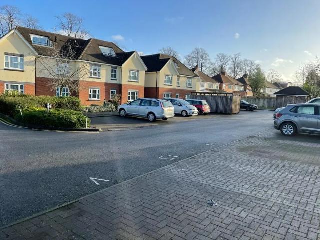 Robin Hood Lane, Birmingham B28, 2 bed flat to rent, £1,150 pcm | PrimeLocation