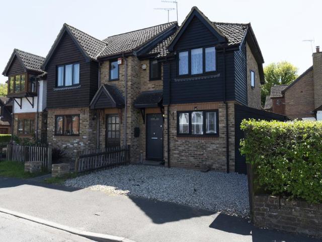 Robin Hood Road, Knaphill GU21 3 bed end of terrace house to rent £2,400 pcm £554 pw