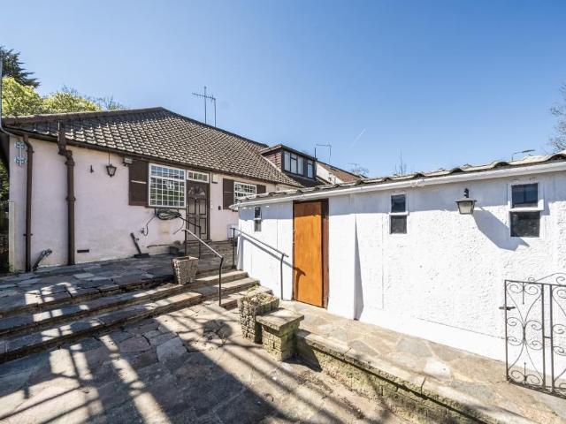 Robin Lane, London NW4, 2 bed bungalow to rent, £2,150 pcm | PrimeLocation