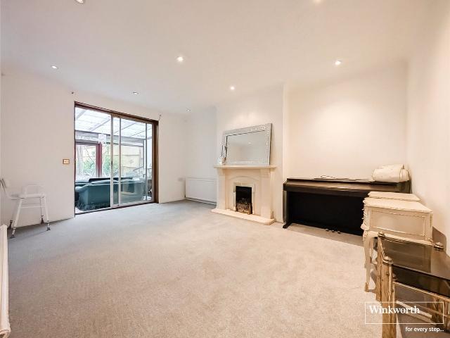 Robin Lane, London NW4, 2 bed bungalow to rent, £2,150 pcm | PrimeLocation
