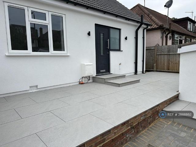 Robin Lane, London, NW4 4 bed semi detached house to rent £2,995 pcm £691 pw