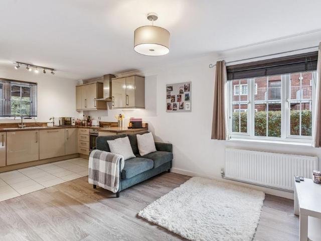 Robins Hill, Hitchin, SG4 2 bed apartment to rent £1,600 pcm £369 pw