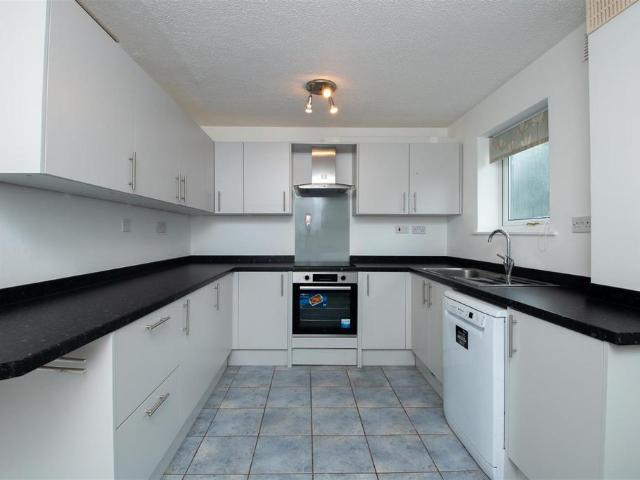 Robins Hill, Milton Keynes MK6 2 bed house to rent £1,295 pcm £299 pw