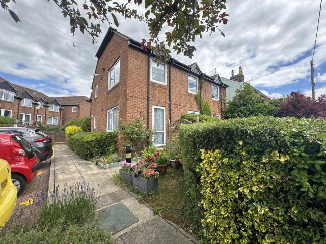 Robinsbridge Road, Coggeshall CO6 2 bed apartment to rent £1,145 pcm £264 pw