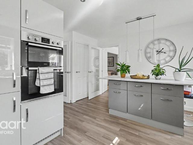 Robinson Avenue 4 bed detached house to rent £2,300 pcm £531 pw