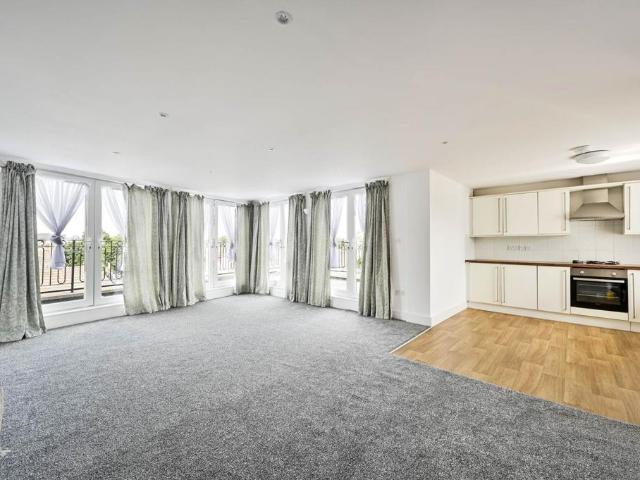 Robinson Road, Colliers Wood, SW17 3 bed flat to rent £2,700 pcm £623 pw