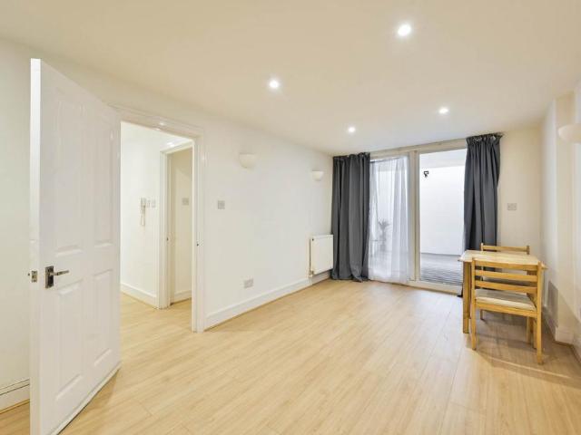Robinson Road London, Colliers Wood 1 bed flat to rent £1,504 pcm £347 pw