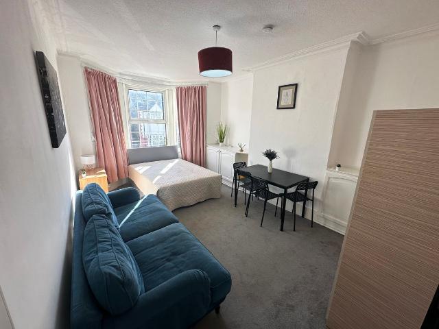 Robinson Road, Tooting SW17, 3 bed shared accommodation to rent, £700 pcm | PrimeLocation
