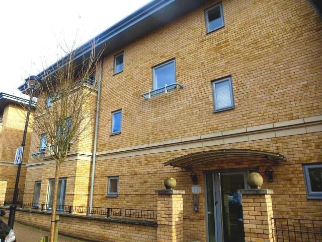 Robinson Street, Bletchley, Milton Keynes MK3, 2 bed flat to rent, £1,300 pcm | PrimeLocation