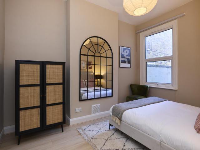 Robson Avenue, NW10, London 1 bed apartment to rent £1,850 pcm £427 pw