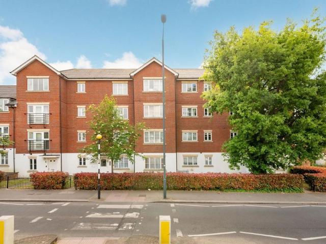 Robson Avenue, London NW10 2 bed flat to rent £2,000 pcm £462 pw