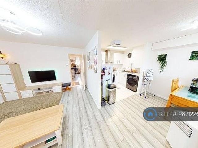 Rochdale Road, Manchester, M9 2 bed flat to rent £1,180 pcm £272 pw