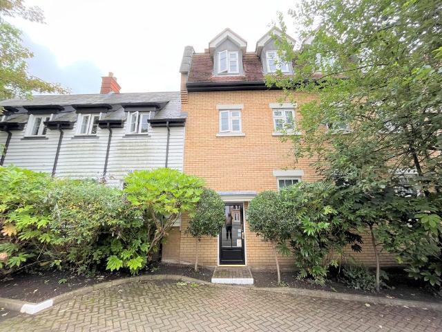 Roche Close, Rochford SS4 2 bed flat to rent £1,000 pcm £231 pw