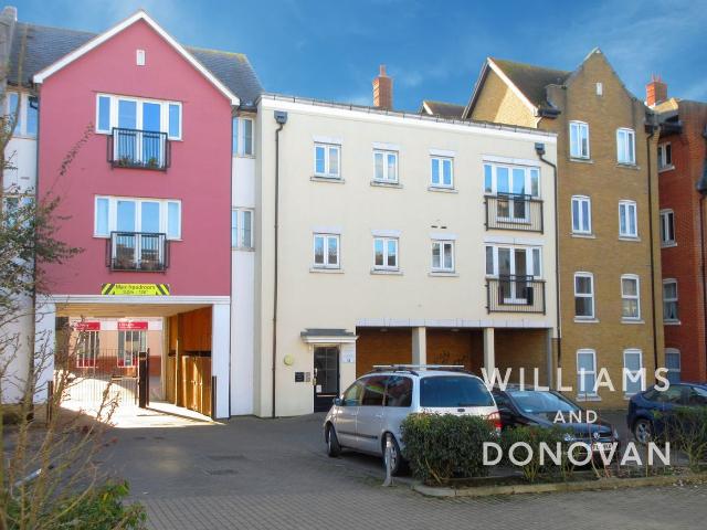 Roche Close, Rochford SS4, 2 bed flat to rent, £1,200 pcm | PrimeLocation