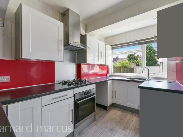 Rochester Avenue, FELTHAM 3 bed house to rent £2,300 pcm £531 pw