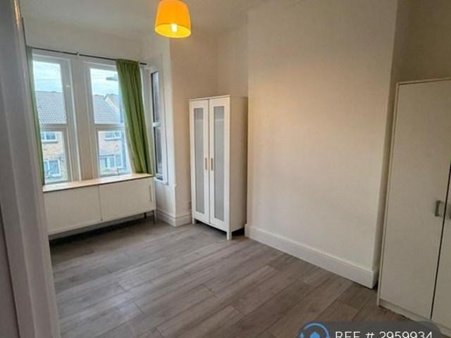Rochester Avenue, London, E13 2 bed flat to rent £1,780 pcm £411 pw