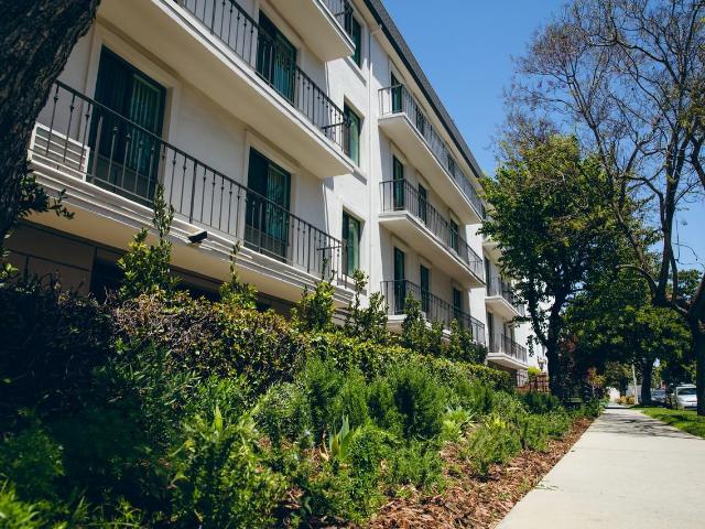 Rochester Parkside Studio Apartment for Rent at 10989 Rochester Ave, Los Angeles, CA 90024 Westwood