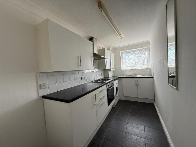 Rochford Gardens, Slough SL2, 2 bed flat to rent, £1,500 pcm | PrimeLocation