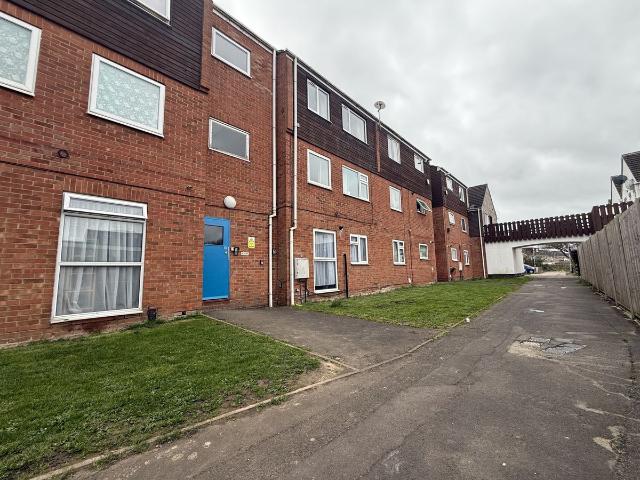 Rochfords Gardens SL2, 2 bed flat to rent, £1,500 pcm | PrimeLocation