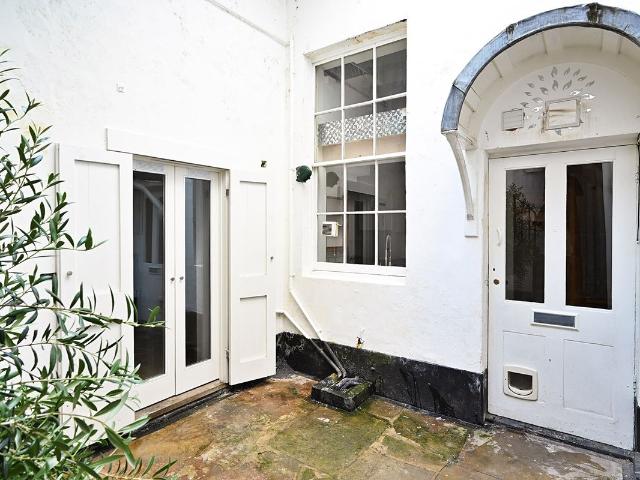 Rock Grove, Brighton BN2, 2 bed flat to rent, £1,725 pcm | PrimeLocation