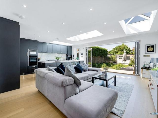 Rockford Avenue, Perivale, Greenford. 5 bed semi detached house to rent £5,000 pcm £1,154 pw