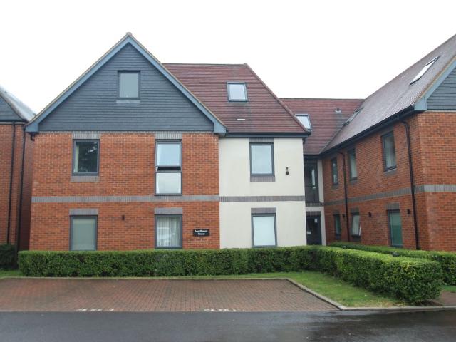 Rockingham Road, Newbury RG14, 2 bed flat to rent, £1,200 pcm | PrimeLocation
