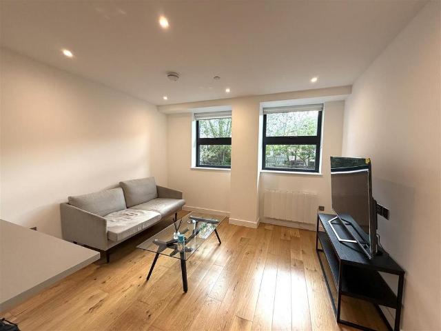 Rockingham Road, Uxbridge UB8 1 bed apartment to rent £1,475 pcm £340 pw