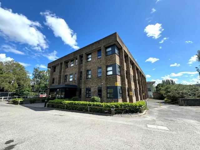 Rockingham Road, Uxbridge UB8 1 bed apartment to rent £1,475 pcm £340 pw