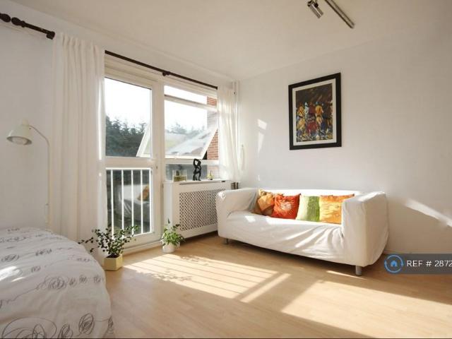 Rockley Court, West Kensington, W14 Studio to rent £1,700 pcm £392 pw