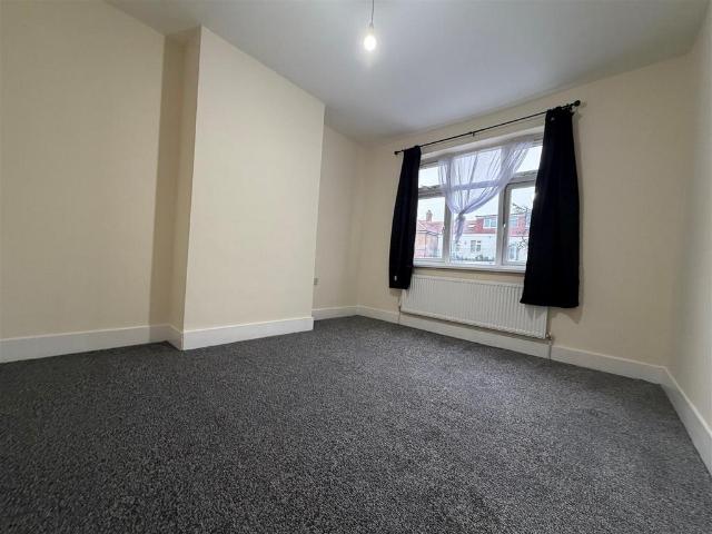 Roding Lane South, Redbridge 3 bed flat to rent £1,900 pcm £438 pw